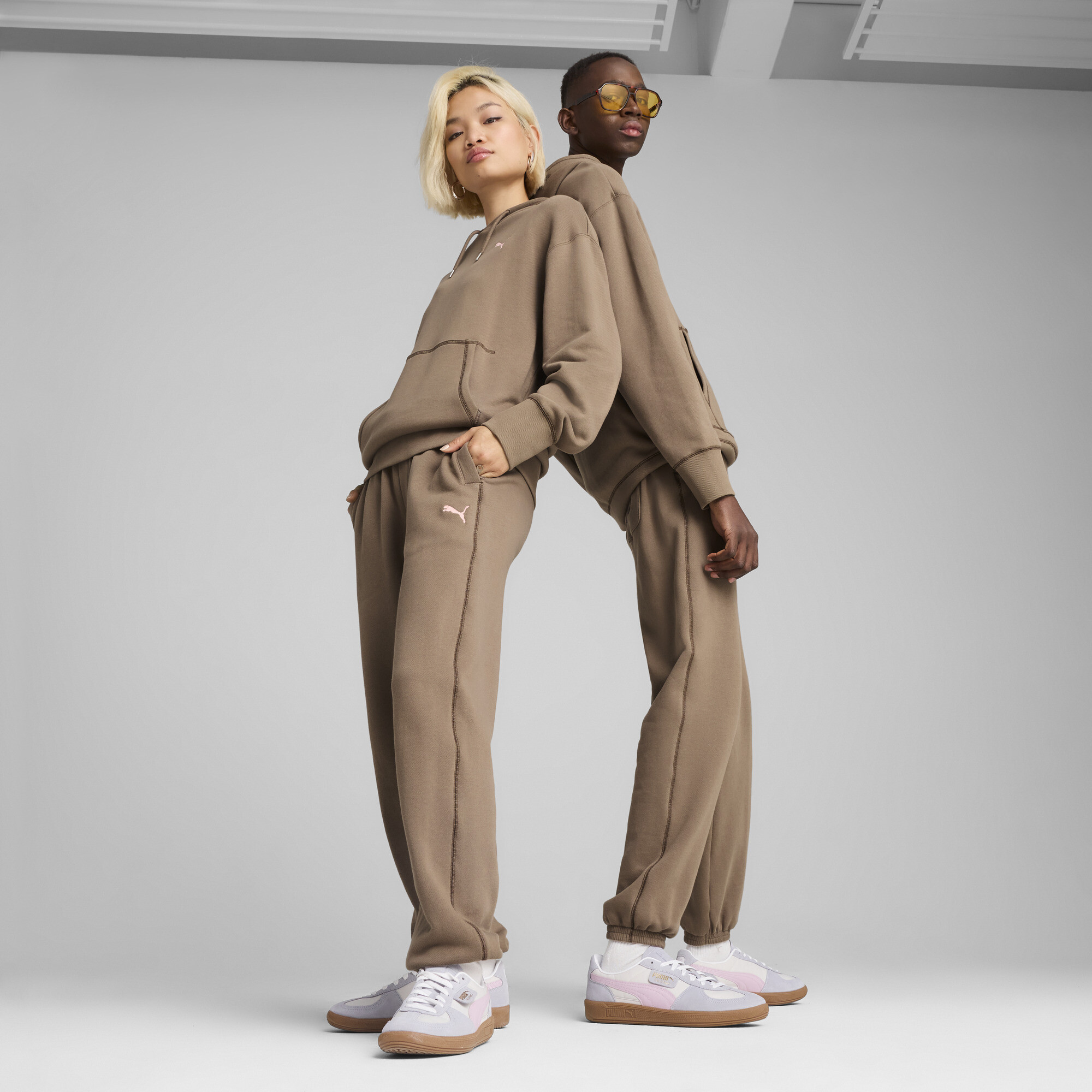 Premium Essentials Relaxed Graphic Sweatpants Unisex | Pants | PUMA